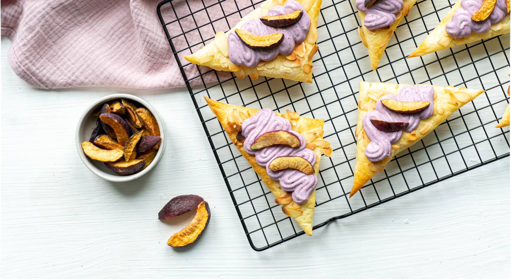 Triangolini di pasta sfoglia con Prugna buah